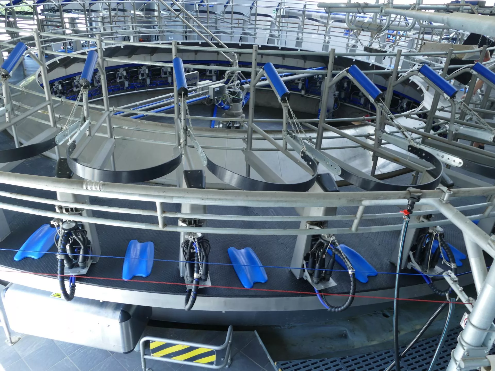 Super obora dla 260 krów z innowacyjną dojarnią karuzelową DeLaval